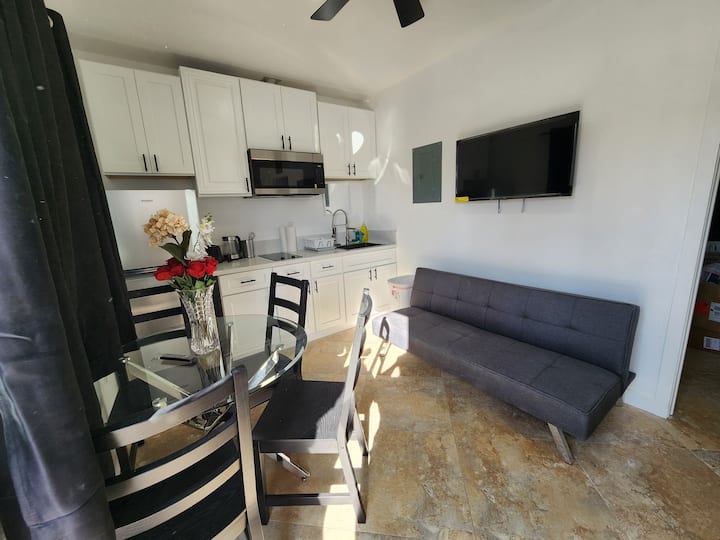 Cozy 2 Beds 1 Bath Casita - Riverside, CA
