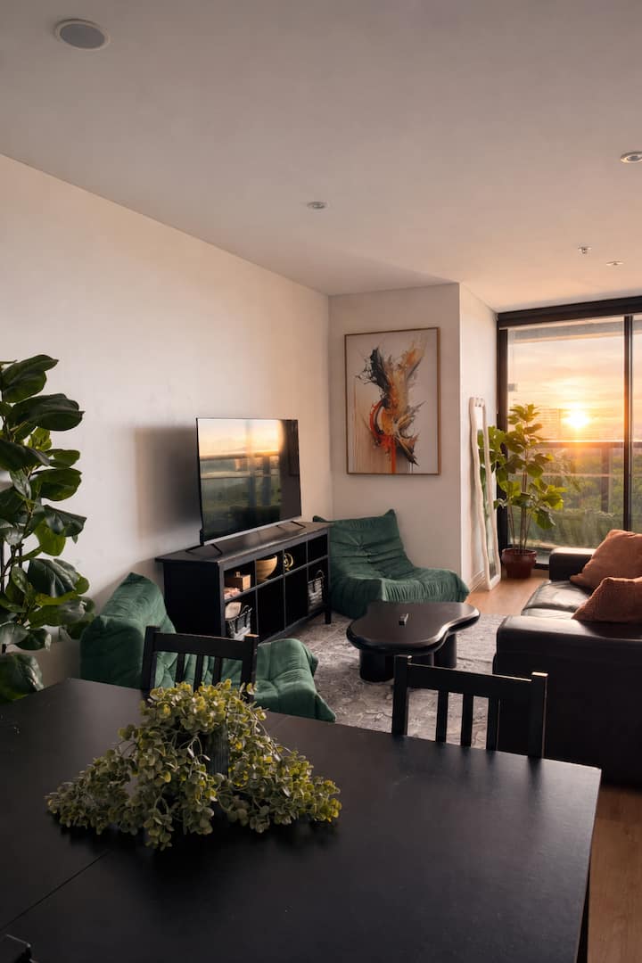 Modern Sky Tower Apartment | Views, Pool, Sleeps 6 - Brisbane