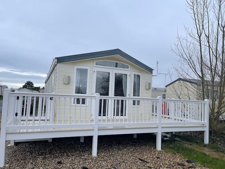 Caravan With Decking At Steeple Bay Ref 36073b - Burnham-on-Crouch