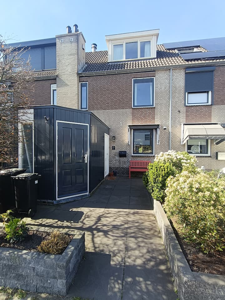 Gezinswoning In Zwaanshoek - Hillegom