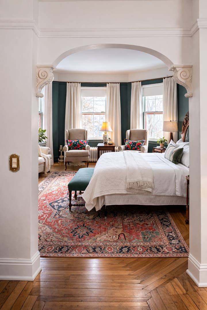 Elmwood Historic Inn: Private Suite & Bath W Bkf - 샬럿타운