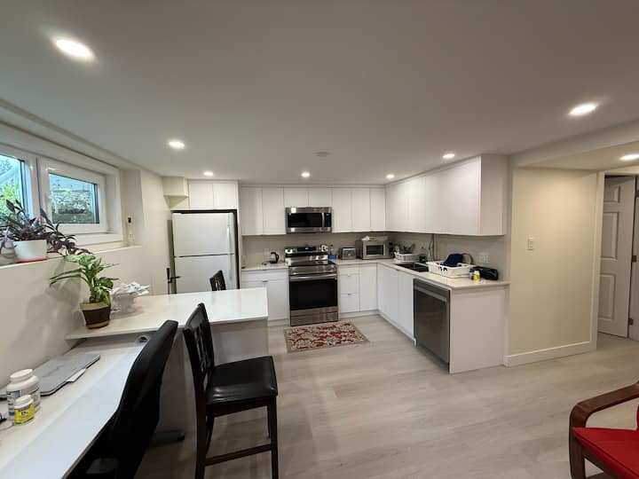 One Bed Room And Den With Separate Entrance - Canada