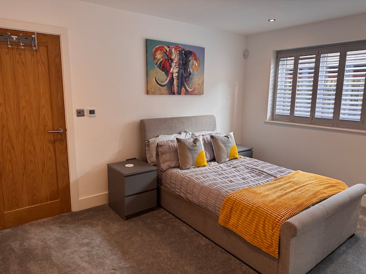 Modern Private Studio, Own Entrance, Gated Parking - Basingstoke