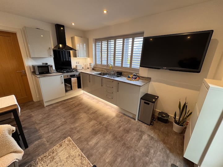 Private Studio | Own Entrance | Free Gated Parking - Basingstoke