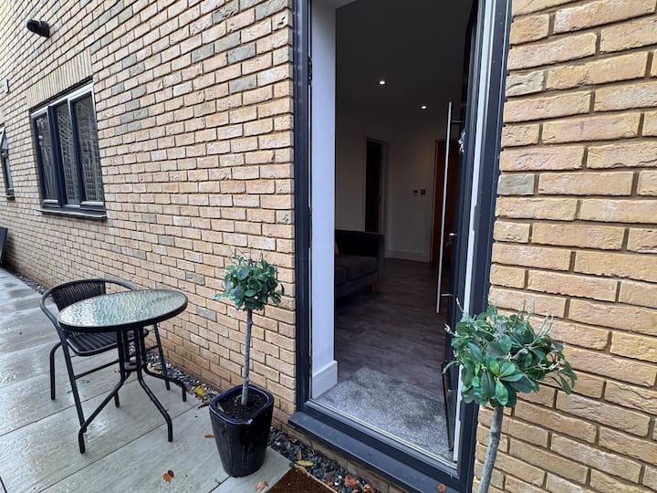 Modern Private Studio, Own Entrance, Gated Parking - Basingstoke