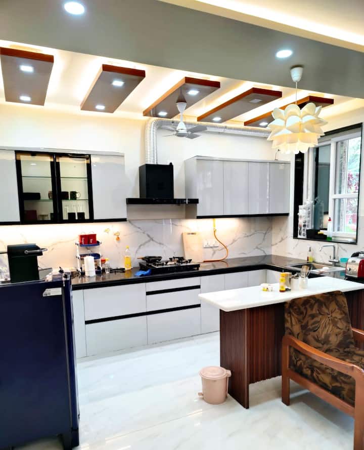 Premium 2bhk Near Taj & Fun Republic|full Kitchen - Lucknow