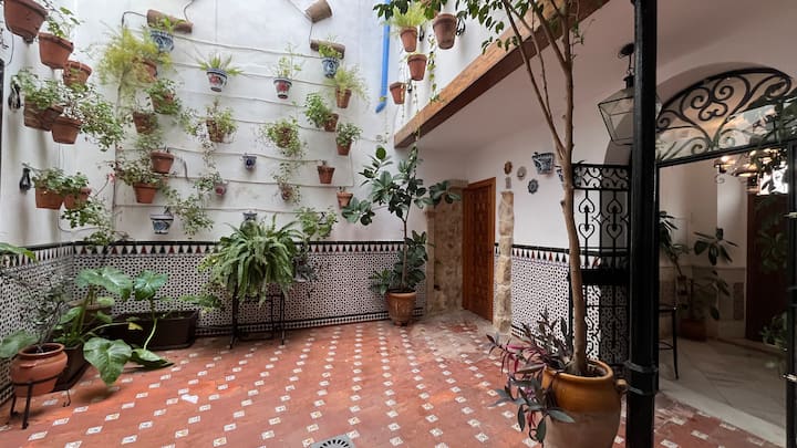 Para Dos Personas En Patio Cordobés - La Chiquita - Córdoba