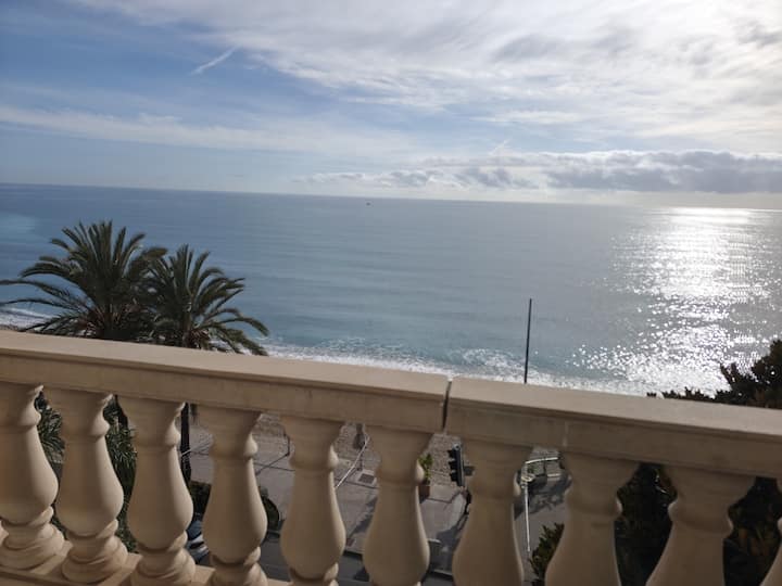 Charmant Appartement De Trois Pièces Face à La Mer - Menton