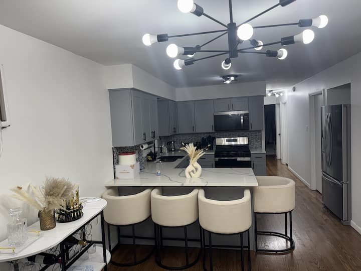 Cozy Three Bedroom Apartment Close To Downtown - Altgeld Gardens - Chicago