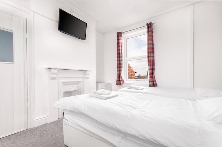 Smugglers Rest - Beach Access, Central Location - North Yorkshire