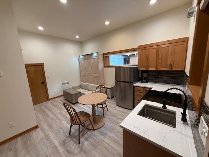 Mountain Apartment: Ski In; Ski Out, Or Go Explore - Snoqualmie Pass, WA