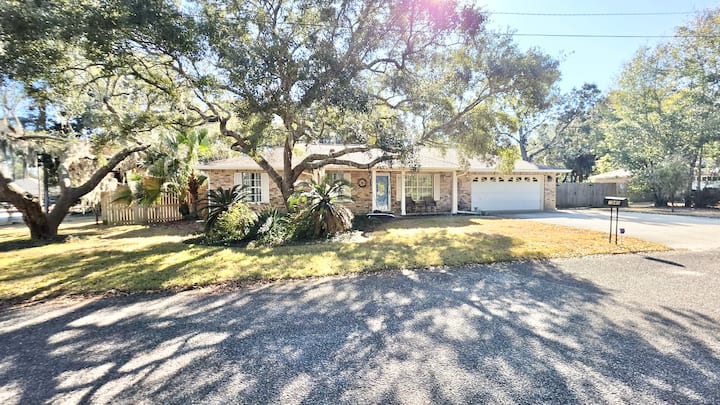 Beach Retreat -Short Drive To Gulf - Navarre, FL