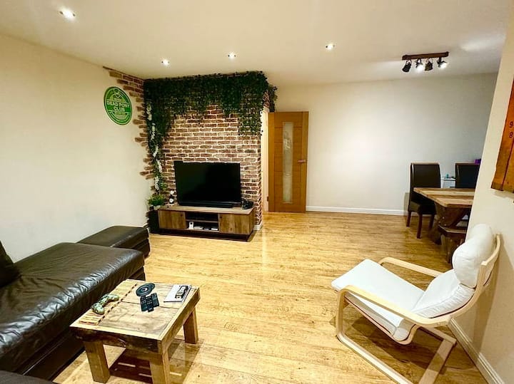 Spacious 3 Bedroom Apartment - Jersey