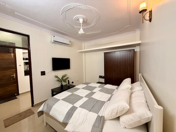 South Delhi Value Stay - Ashram Metro - Pink Line - New Delhi