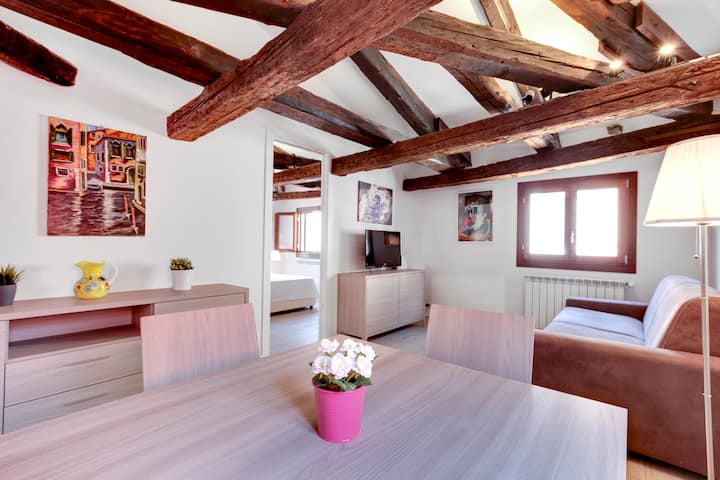 Historic Beams, Modern Comfort In Venice - Venice