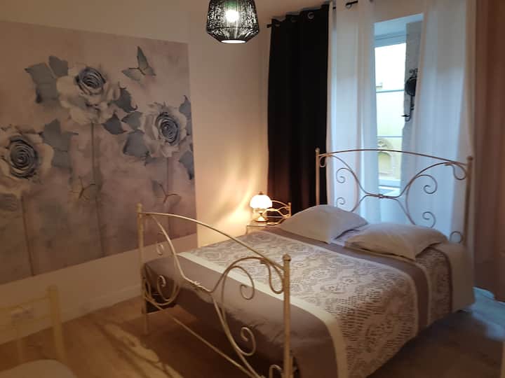 La Chambre Aux Fleurs Bleues - Tournus