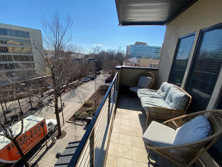 2 Bdrm Condo W/ Balcony Steps From Main Street - Greenville, SC