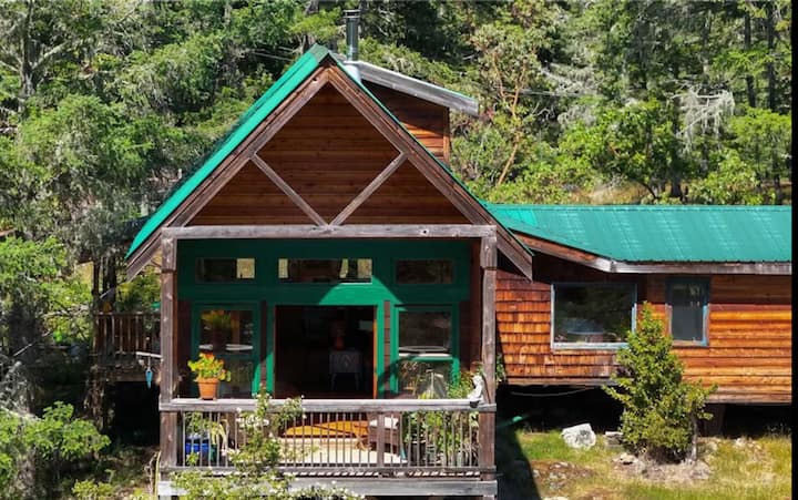 Charming Cottage Flooded With Light - Salt Spring Island