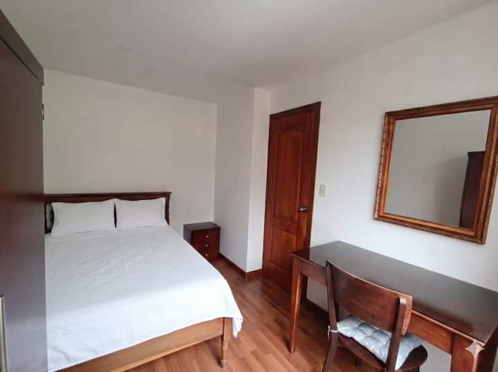 A Pasos Del Parque Calderón: Apto. Privado - Cuenca