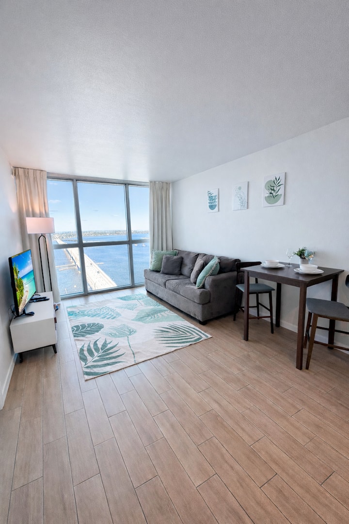 Luxury Downtown Waterfront 2br | Pool, Gym, Spa - Fort Myers, FL