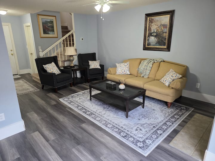 Immaculate Townhouse Near Anderson College. - Belton, SC