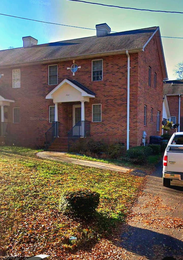 Immaculate Townhouse Near Anderson College. - Belton, SC