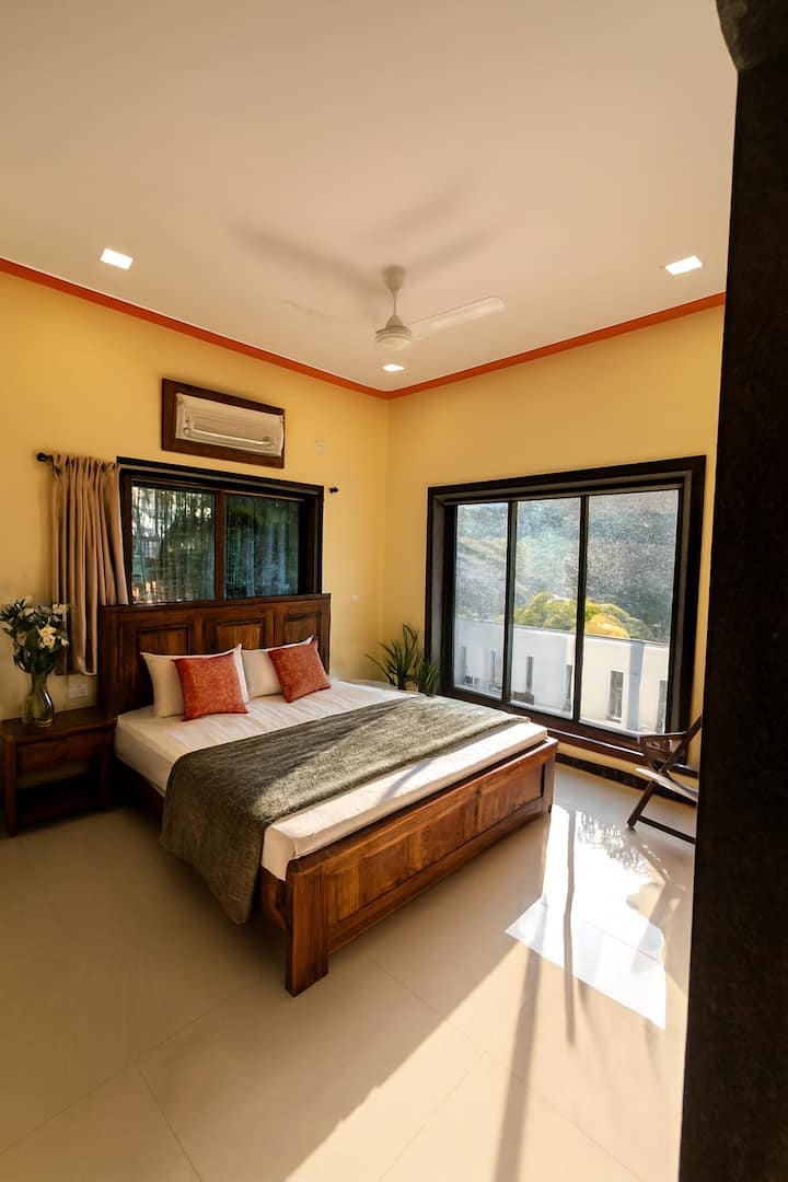 Relaxing Stay | Balcony, Terrace & Easy Access - Kudal