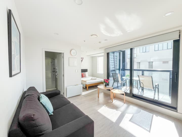 Modern Studio Near Sky Tower W/ Pool Gym & Balcony - Auckland
