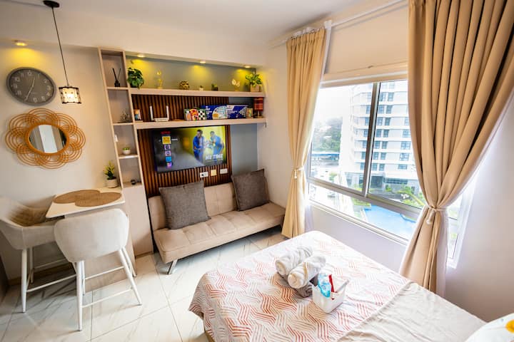 Pool & City View At Crystal Cove In Mesavirre - Bacolod