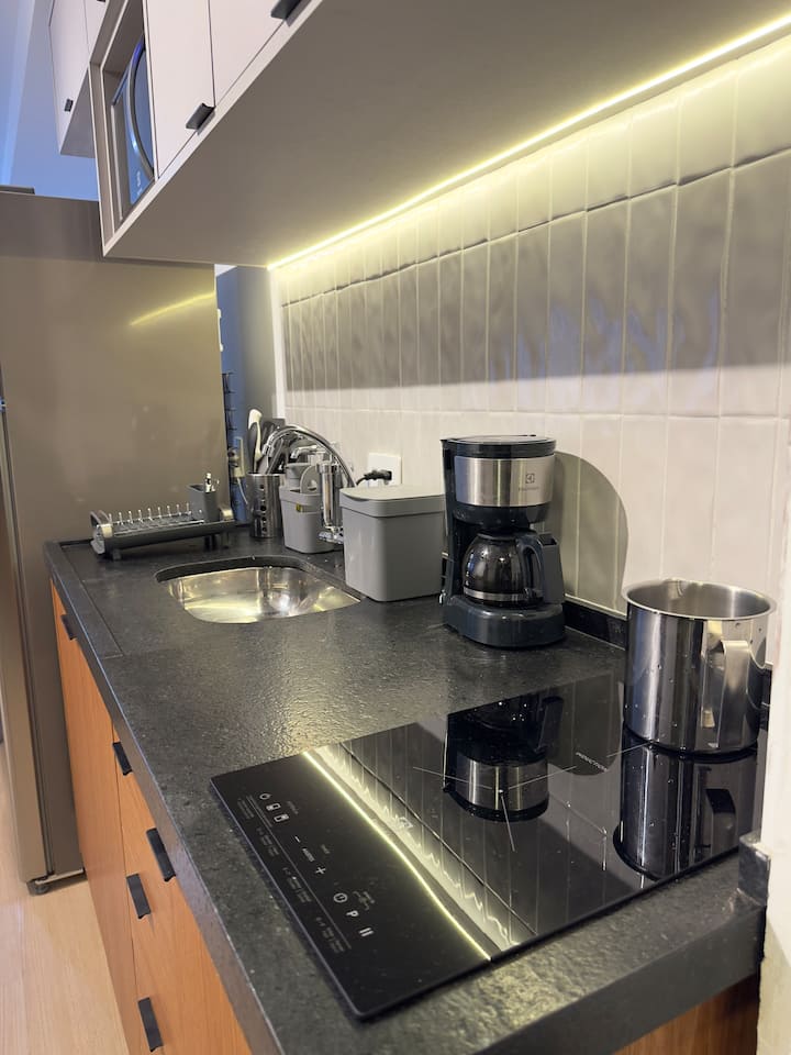 Modern Studio • Rooftop Pool • Metro Access - Brazil