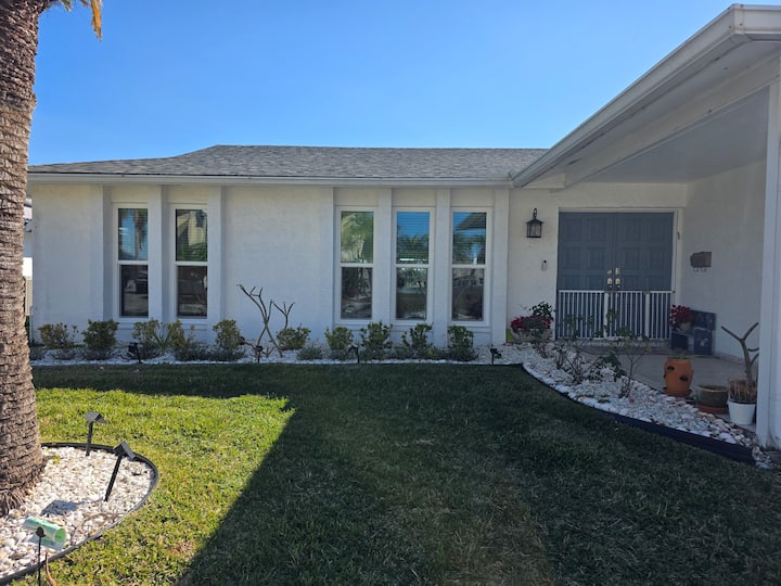 Gulfside Renovated Feb 2025.
Jacuzzi Kayaks More - Holiday, FL