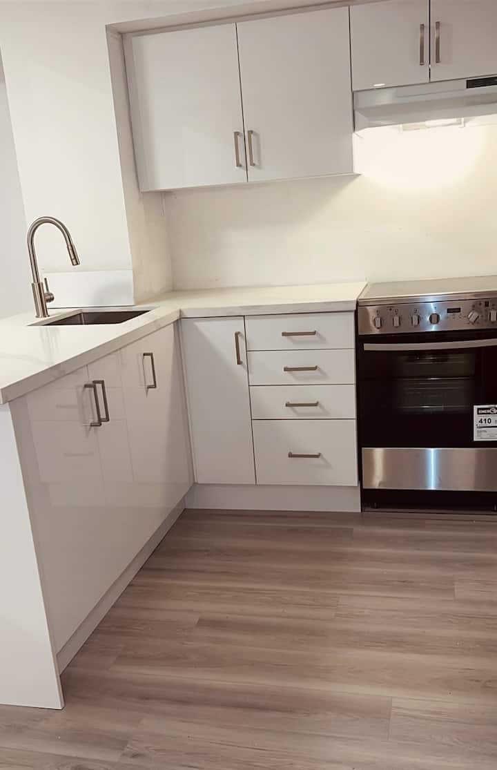 Modern 1-bed Apartment W/ Backyard Near Beach - Innisfil