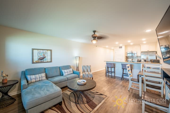 Romantic Corner Unit, Patio, Partial Ocean Views. - Port Aransas, TX