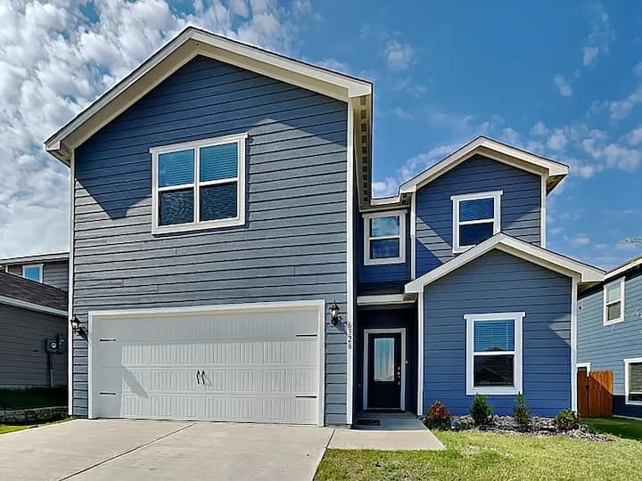 Elegant New Build Home - 15min From Downtown - Lancaster, TX