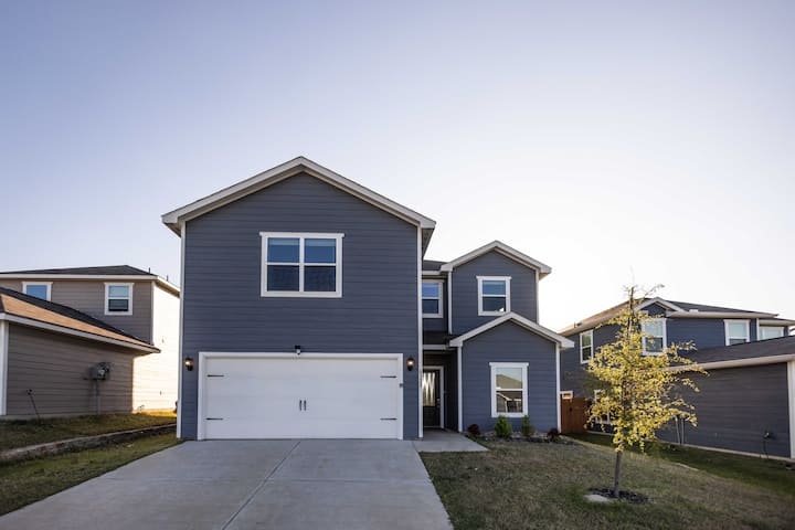 Elegant New Build Home - 15min From Downtown - Lancaster, TX