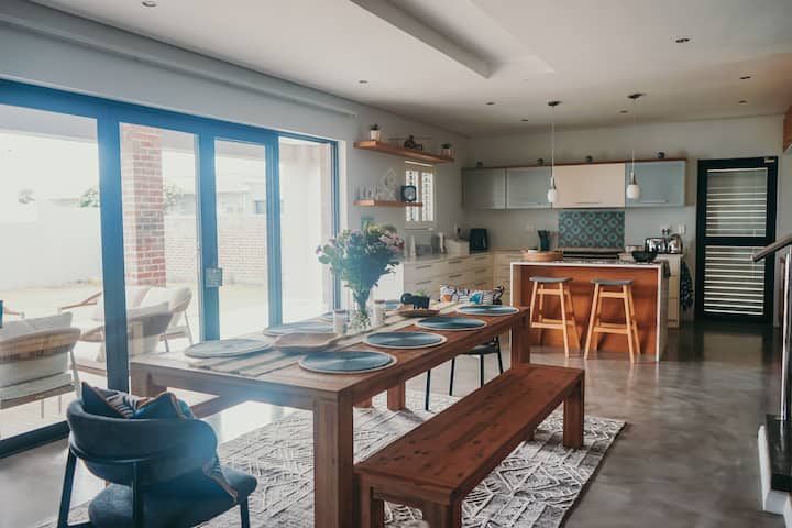 Wavesong-modern Home 3 Blocks From The Beach - Kleinmond