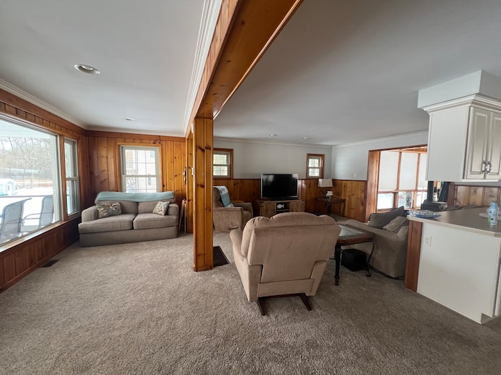 Lakefront 4br Retreat | Kings, Private Dock - Faster Horses