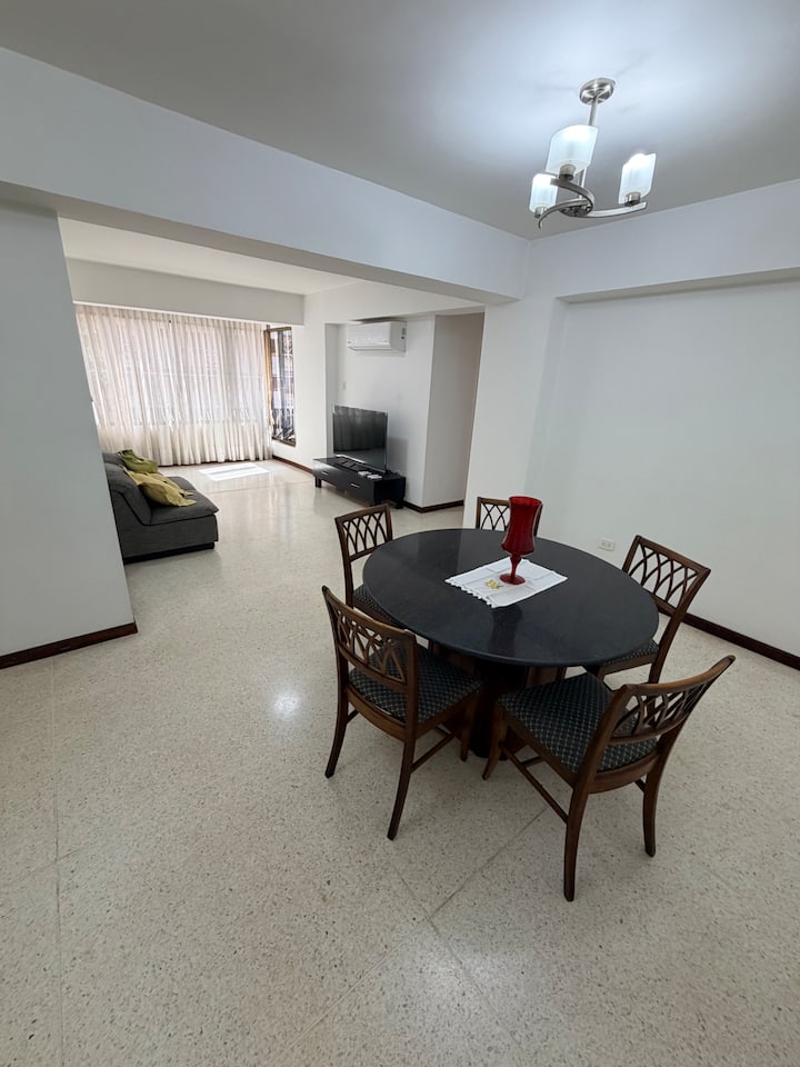 Cómodo Y Amplio Apartamento En Prados Del Este - Caracas