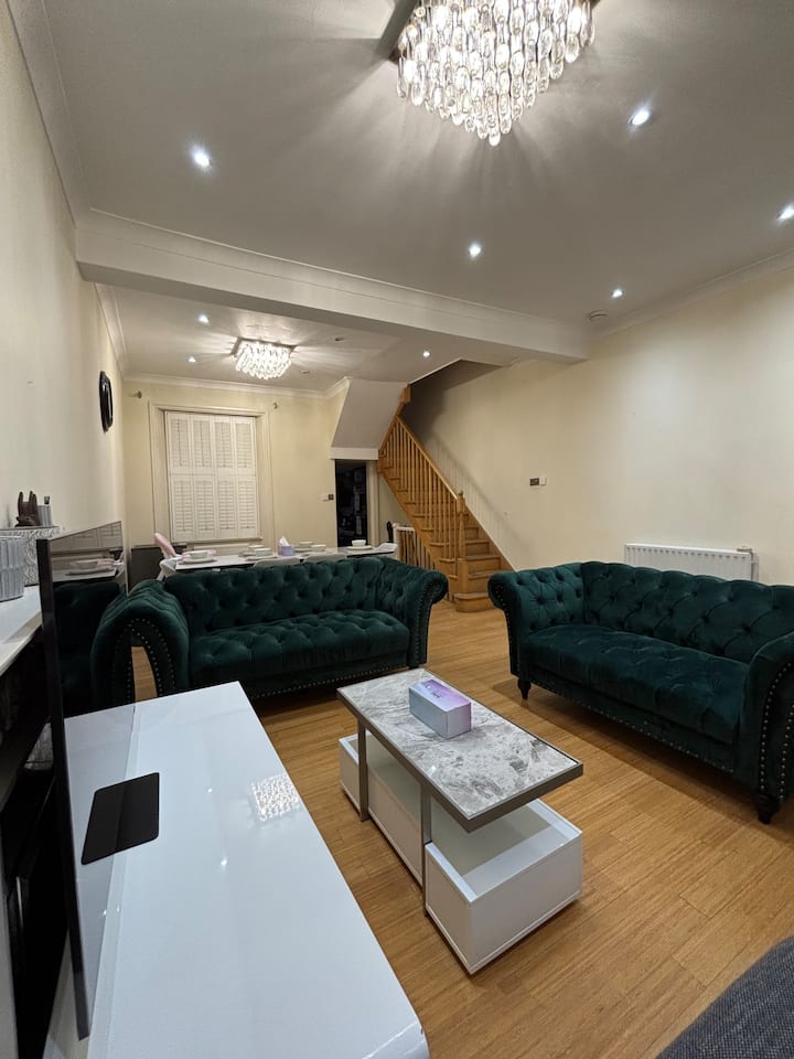 Townhouse • 3 Bedrooms, 2 Bath  
• Baby Friendly - Londres