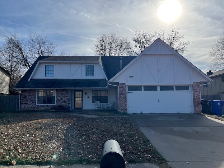 Spacious Home Conveniently Located - Tulsa, OK