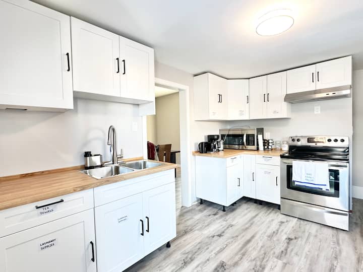 Bright & Cozy 2 Bedroom Home | Transcona - Winnipeg Folk Festival