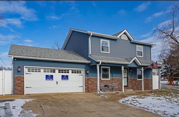 Luxury Retreat W/ Pool, Fire Pit & Tesla Charger - Kankakee, IL