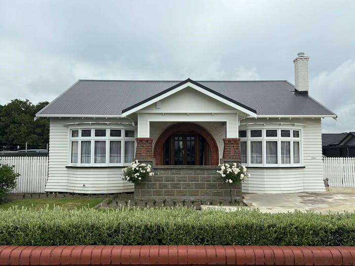 Spacious & Central 4-bedroom Home - Walk To Cbd - Palmerston North