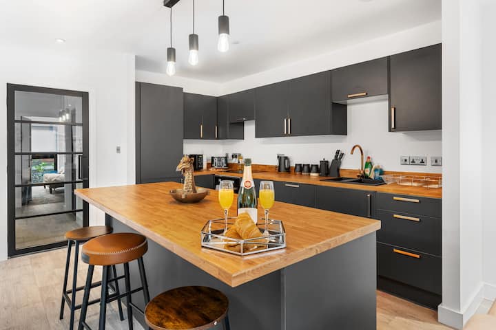 Luxury | Sleeps 5 | Spacious | Free Parking - 렉섬