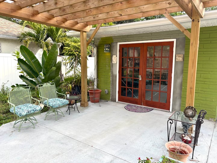 Tranquil Guesthouse - Pinellas Park, FL