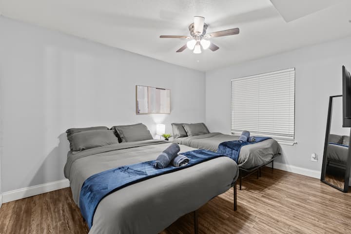 Two Queen Beds + Futon | Sleeps 6 | Near Downtown - Dallas, TX