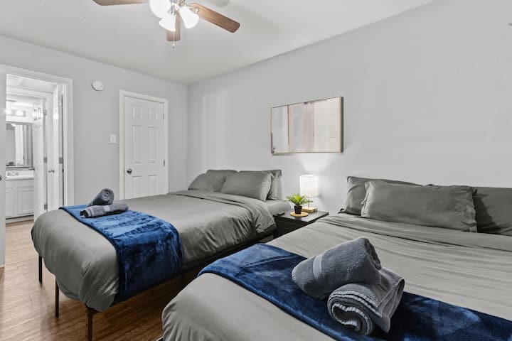 Two Queen Beds + Futon | Sleeps 6 | Near Downtown - Dallas, TX