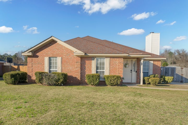 Cozy, Furnished Home Near East Baptist Hospital - Montgomery, AL