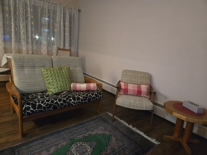 Charming 1 Bedroom Near Vibrant 17 Ave - Calgary