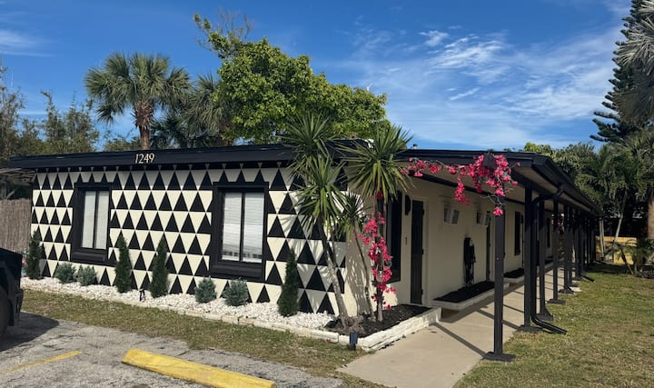 Boho Beach Hotel #4 - 1 Bdrm Apt Walk To Beach - Cocoa Beach, FL